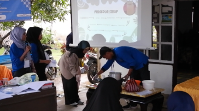 Manfaatkan Buah Semu Jambu Mete, Mahasiswa KKN UGM Kelana di Kolono ...